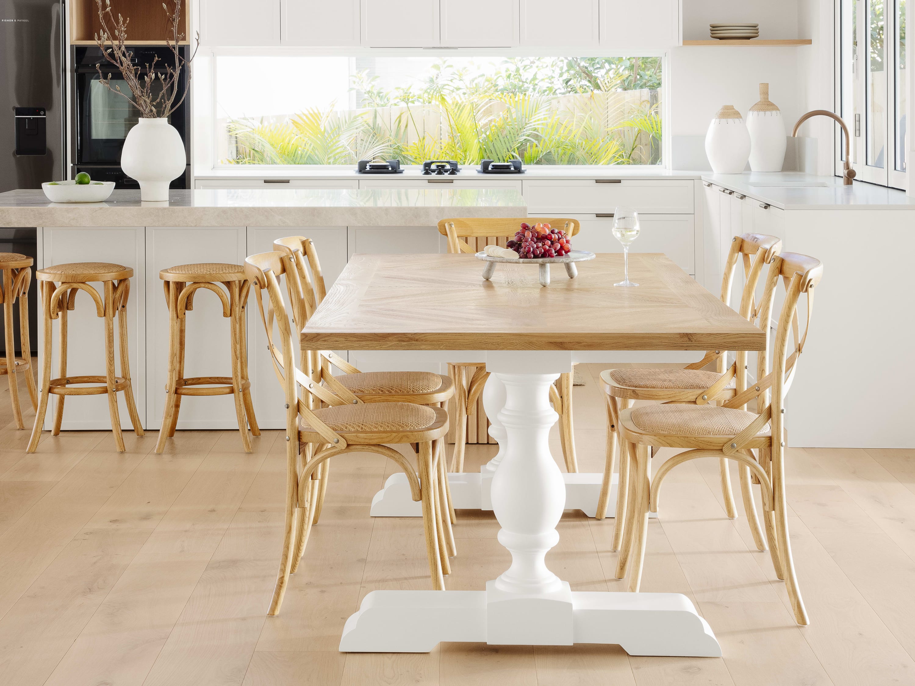 A Classic Coastal Décor: Farmhouse Meets Coastal Kitchen and Dining