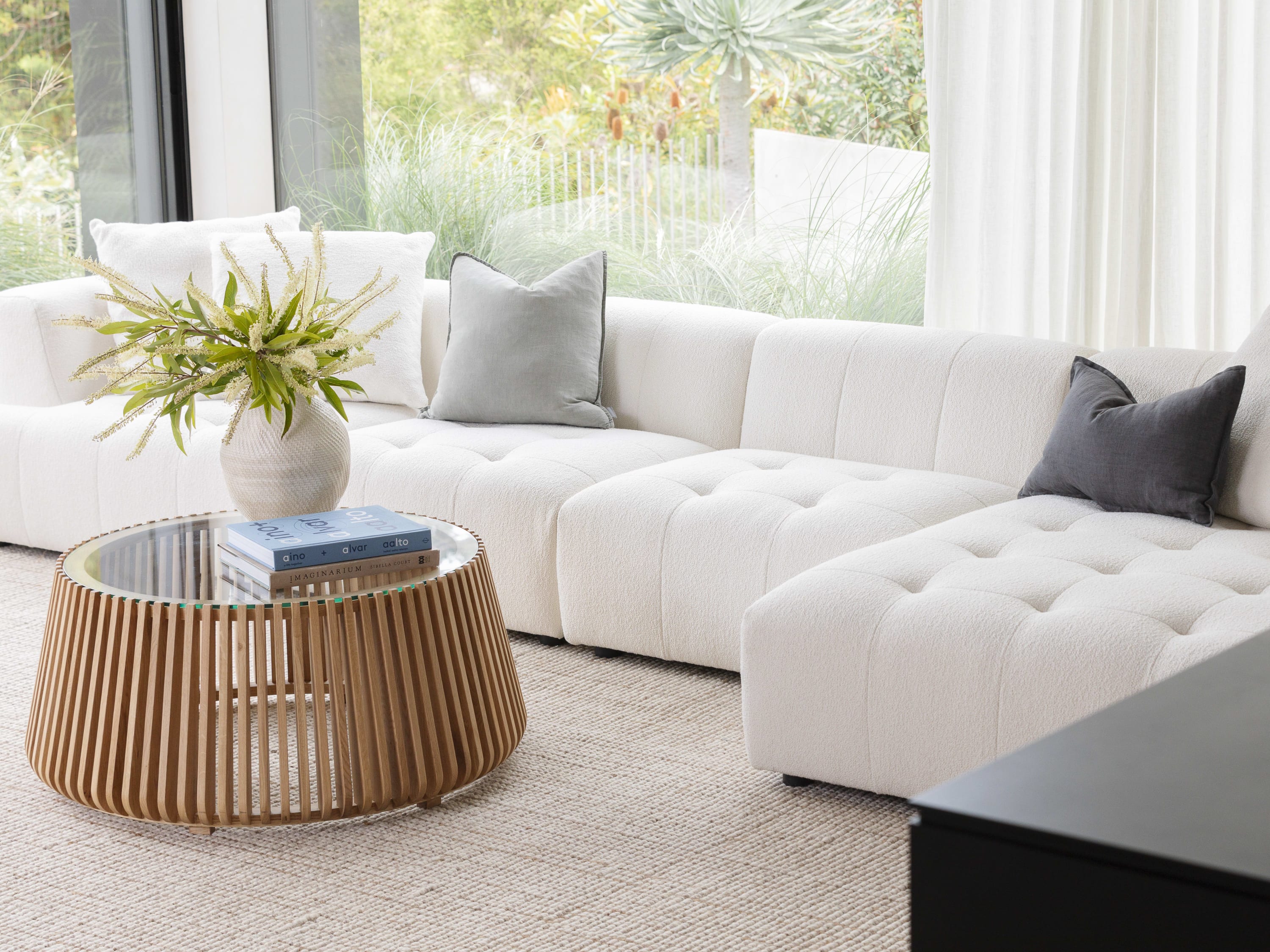 Contemporary Coastal Décor: Modular Sofa and Light-Filled Design